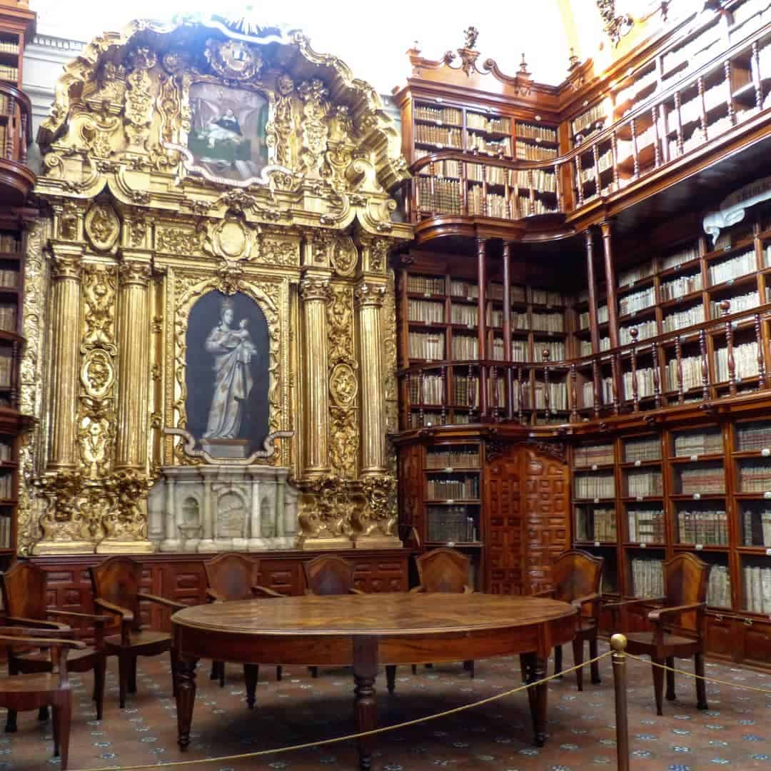 La Biblioteca Palafoxiana es la más antigua de América y un Tesoro de ...